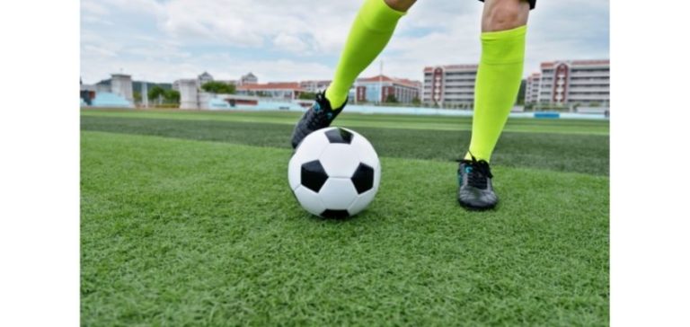 Why do Soccer Balls Curve? (Physics Explained) - Soccer Whizz